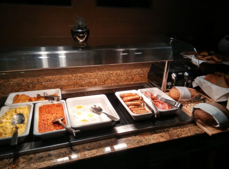 crowne-plaza-london-kensington-lounge-breakfast-hot-food | Verylvke