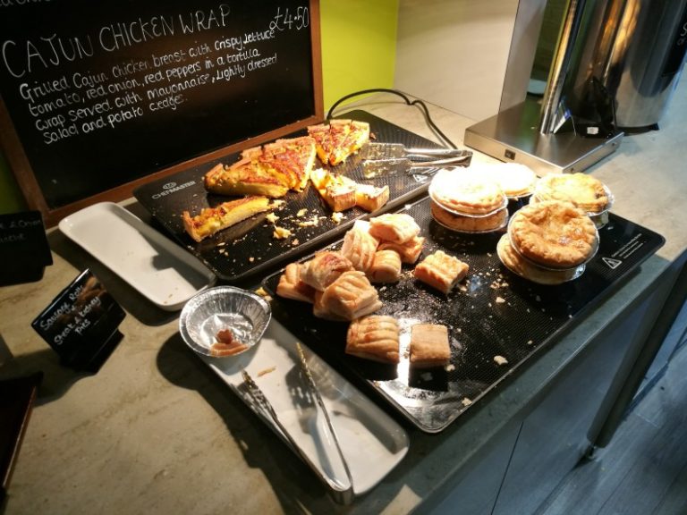 manchester-airport-t2-escape-lounge-cakes | Verylvke