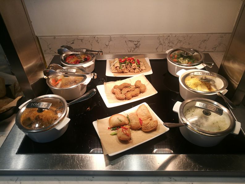 lhr-t2-united-global-first-lounge-hot-buffet | Verylvke