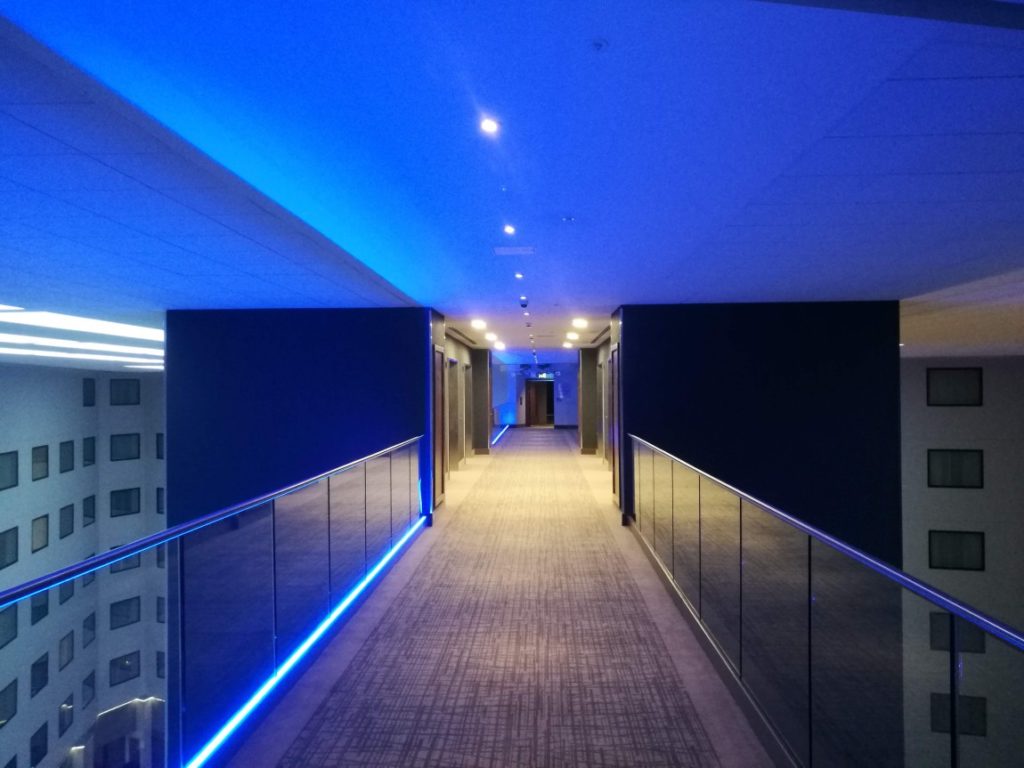 holiday-inn-express-heathrow-t4-lift-corridor | Verylvke