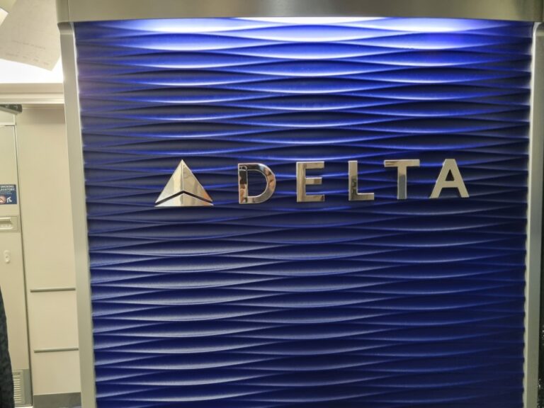 delta-B764-premium-select-entrance | Verylvke